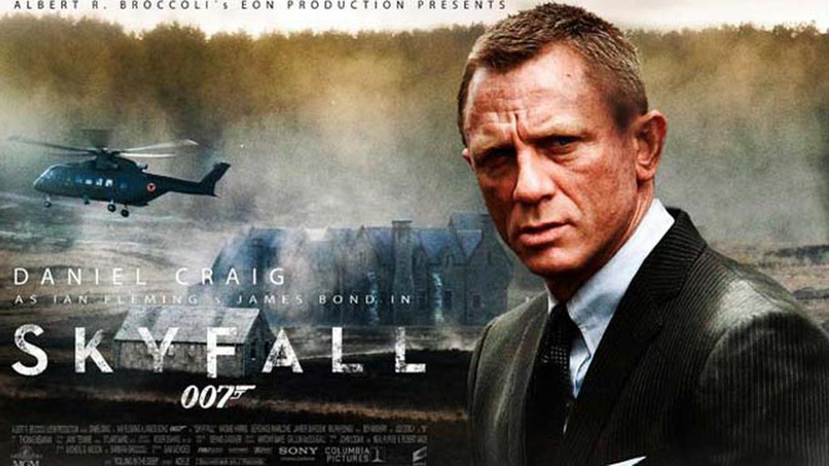 Penulis Skyfall dan Spectre kembali garap skenario film Bond 25