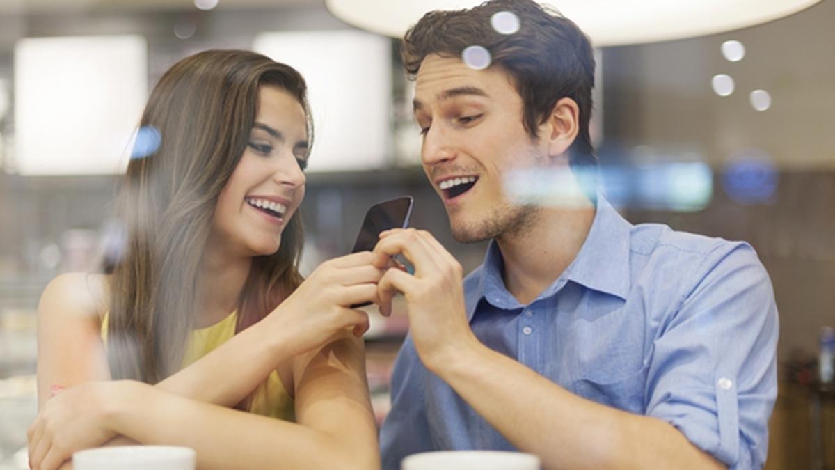 Jarak Bukan Halangan, 4 Tips Mempertahankan Cinta LDR - Lifestyle ...