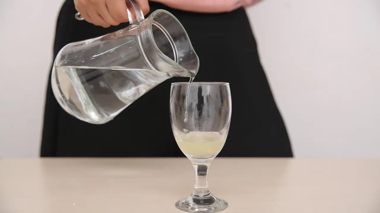 4 Klaim Manfaat Kesehatan Minum Air Lemon Panas Setiap Hari, Apa Benar ...