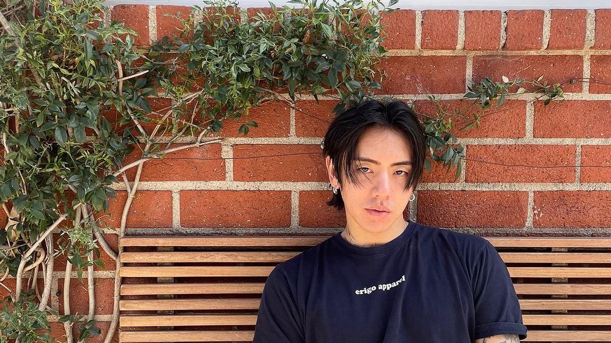 Potret Tampilan Maskulin Rapper Korea DPR IAN Pakai Kaos Brand Lokal ...