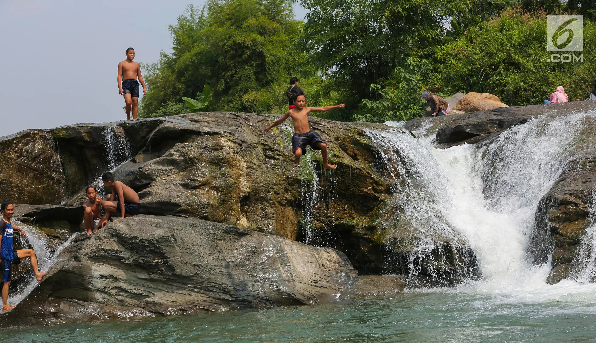 FOTO: Keseruan Anak-Anak Berenang di Aliran Sungai Gunung Sari Bogor ...