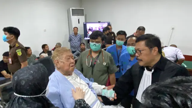 Hadiri Sidang Perdana, Haji Halim Ali Pakai Selang Infus dan Tenaga Medis