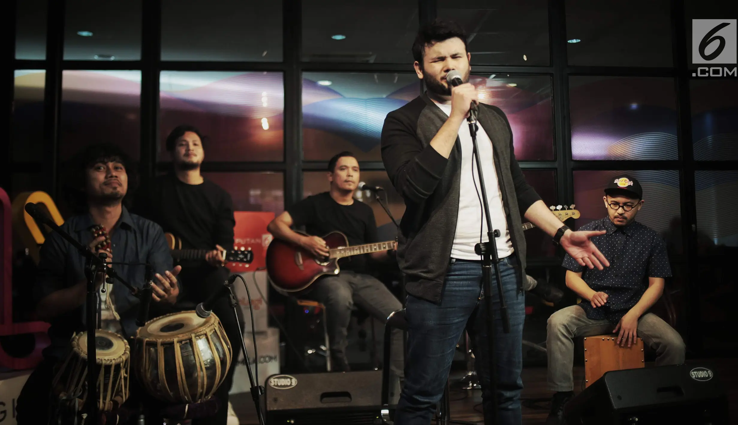 FOTO: Hibur Karyawan KLY, Begini Penampilan Ridho Rhoma - Foto Liputan6.com