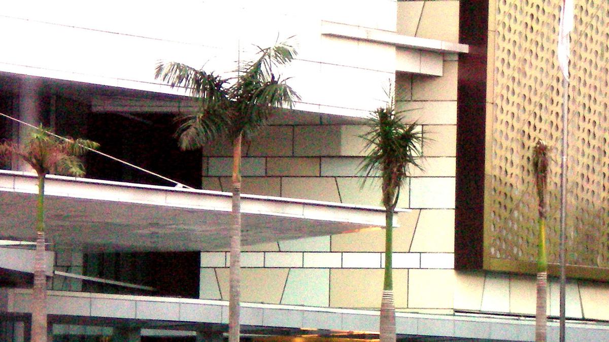 Terjun dari Lantai 56, Pria Tewas di Menara BCA Bentur Atap Lobi - News ...