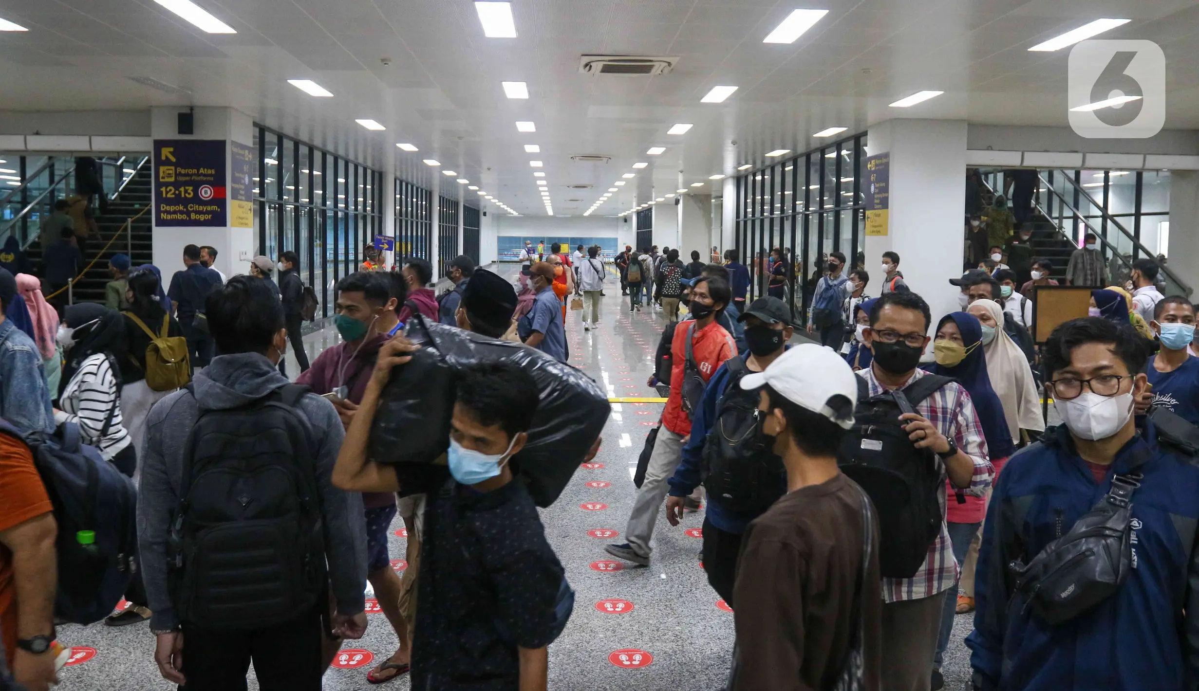 FOTO: Kepadatan Penumpang KRL Commuter Line di Stasiun Manggarai Pada ...