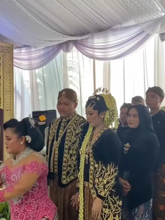 7 Potret Pernikahan Nopek Novian dengan Adat Jawa, Terungkap Sosok ...