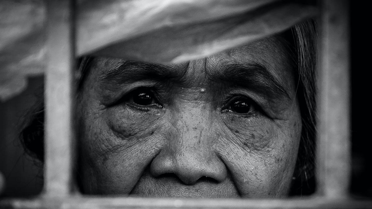 Alasan dan Penyebab Lansia Suka Berbicara Sendiri - Health Liputan6.com