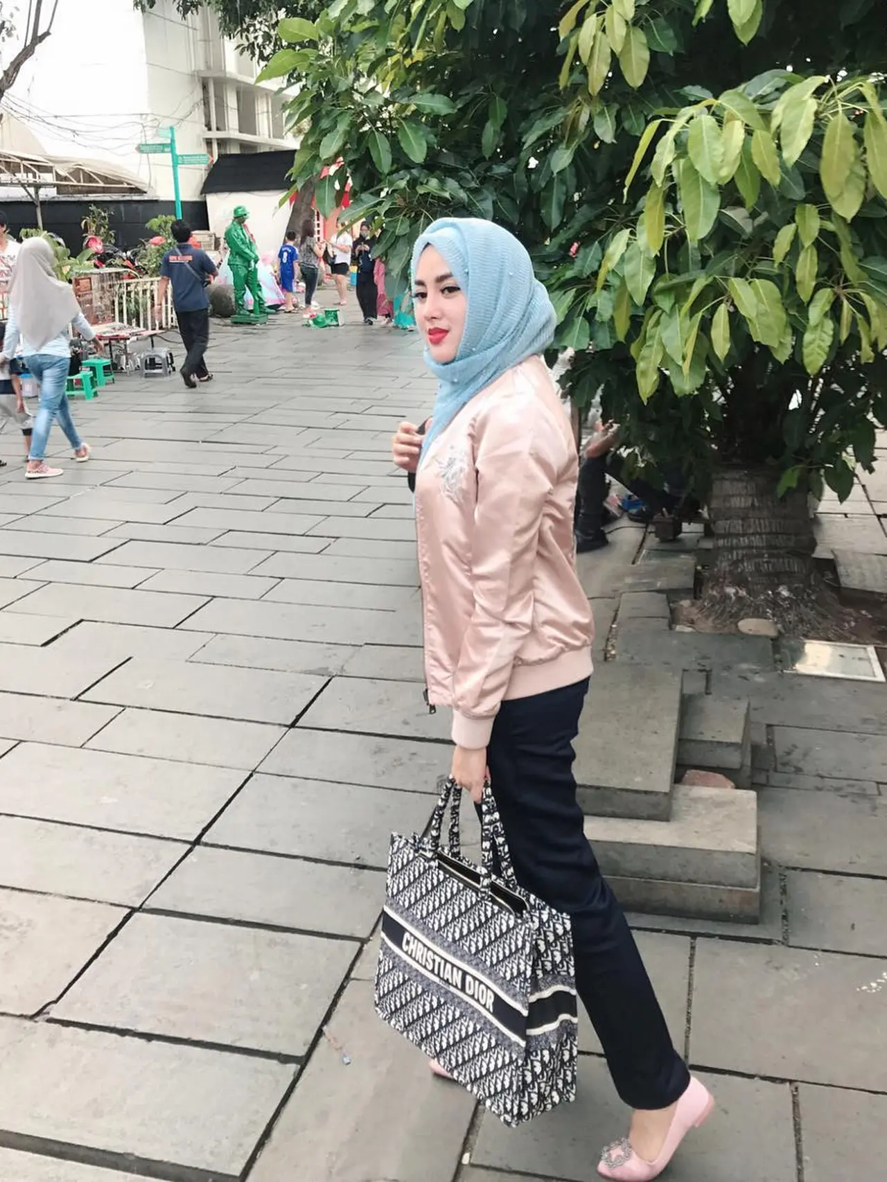 6 Potret Terbaru Tiara Dewi, Mantan Istri Lucky Hakim yang Kini Jualan Beras - Hot Liputan6.com