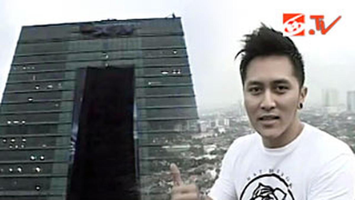 Demian Terjun dari Lantai 24 SCTV Tower - ShowBiz Liputan6.com