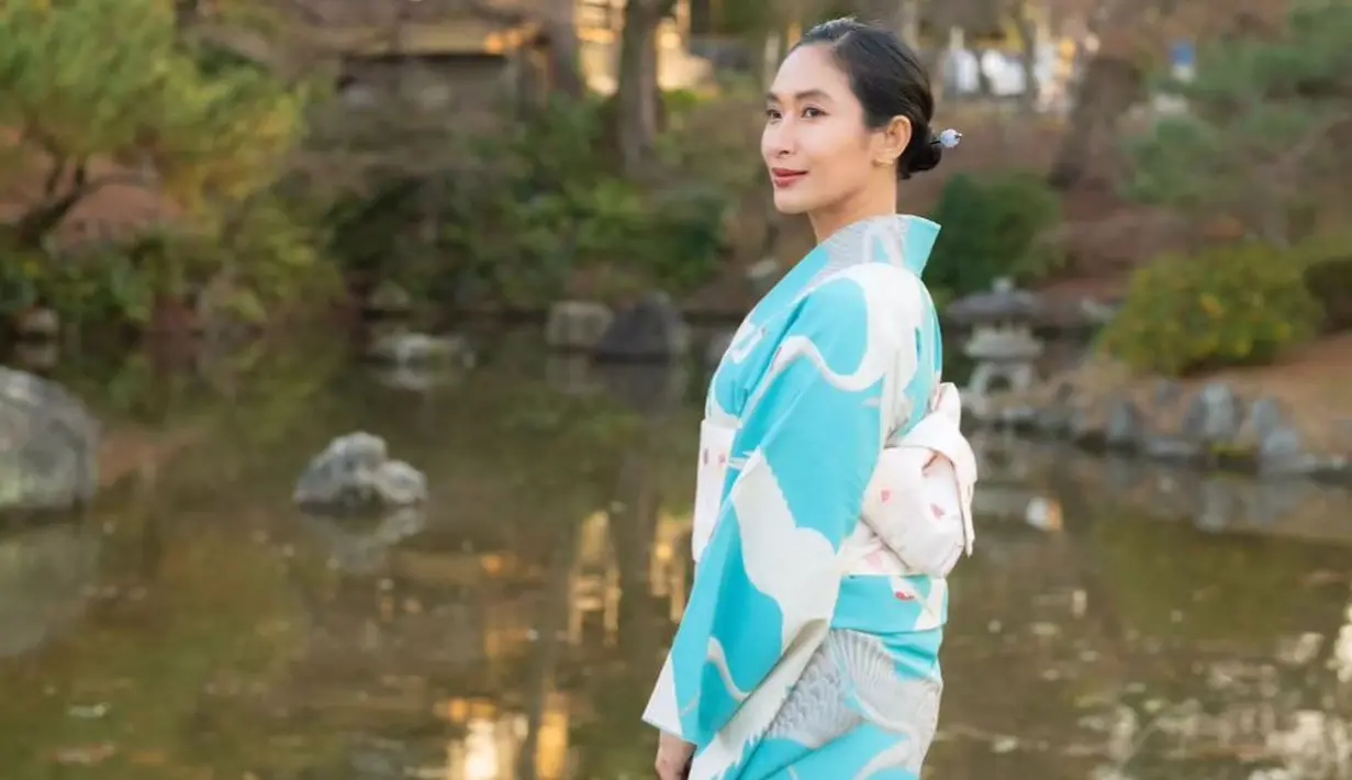 Biasa Pakai Kebaya, 8 Potret Menawan Happy Salma Kenakan Kimono Biru Bersama Putrinya di Jepang ...