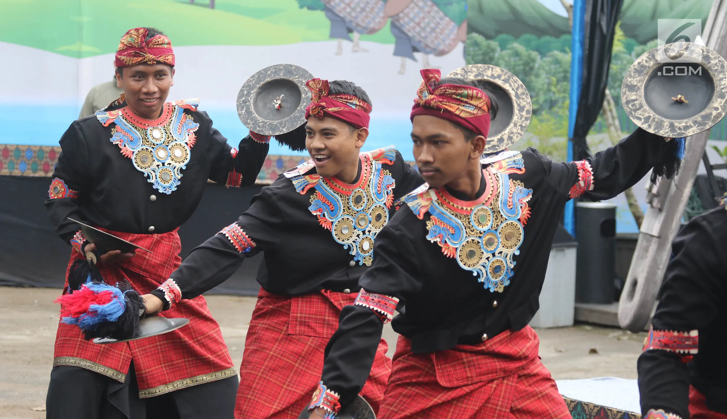 FOTO: Tarian Gendang Beleq Buka Konser Situs Budaya Iwan Fals - Foto ...