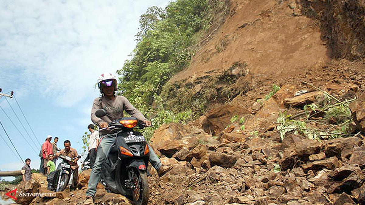 VIDEO: Tebing di Magelang Longsor, Jalan Terputus - News Liputan6.com