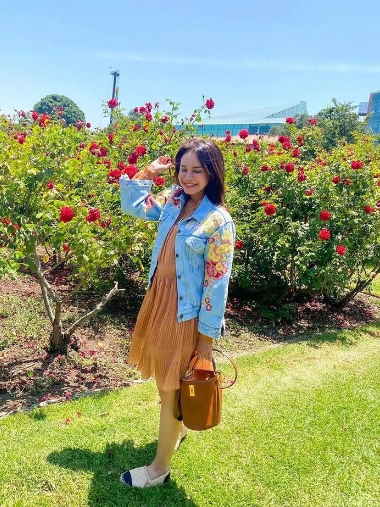 9 Potret OOTD Rossa Liburan di Amerika Bareng Anak, Menawan bak Anak ...