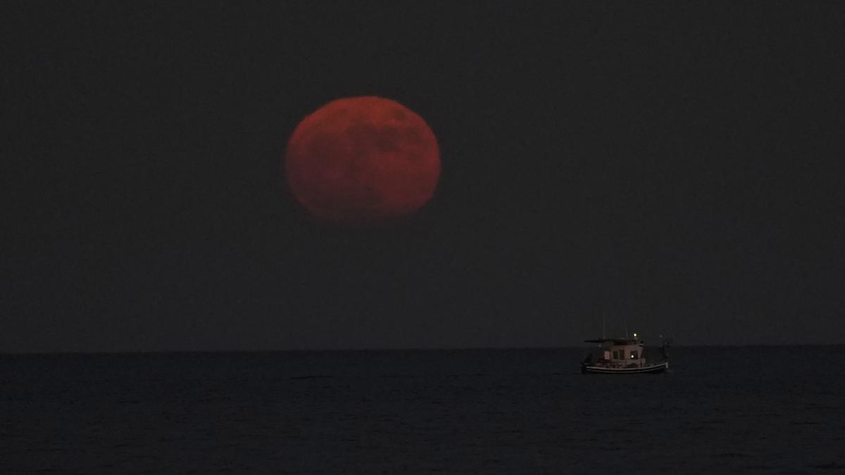 Warna Bulan Berubah-ubah, Ternyata Ini Warna Asli Bulan - Global ...