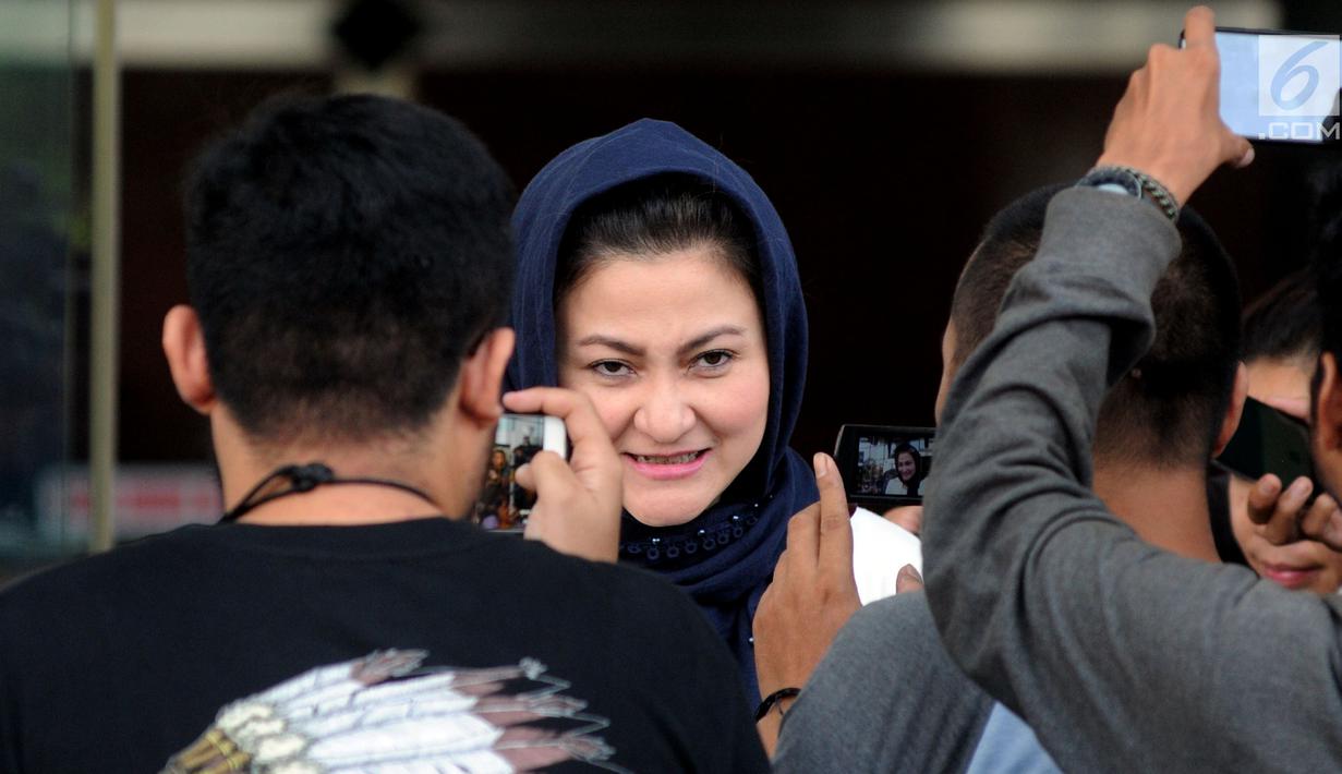FOTO: Ekspresi Istri Setya Novanto Usai Urus Uang Pengganti Korupsi di KPK - Foto Liputan6.com