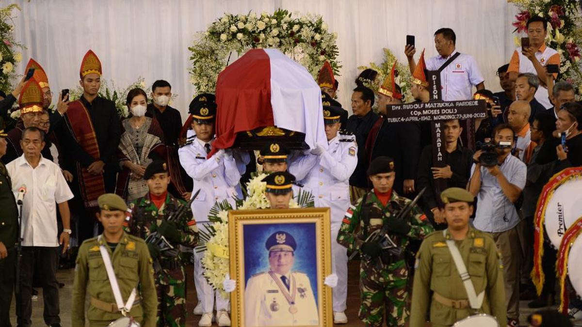 Rudolf Pardede Dimakamkan Secara Militer di Kompleks Pemakaman TD Pardede