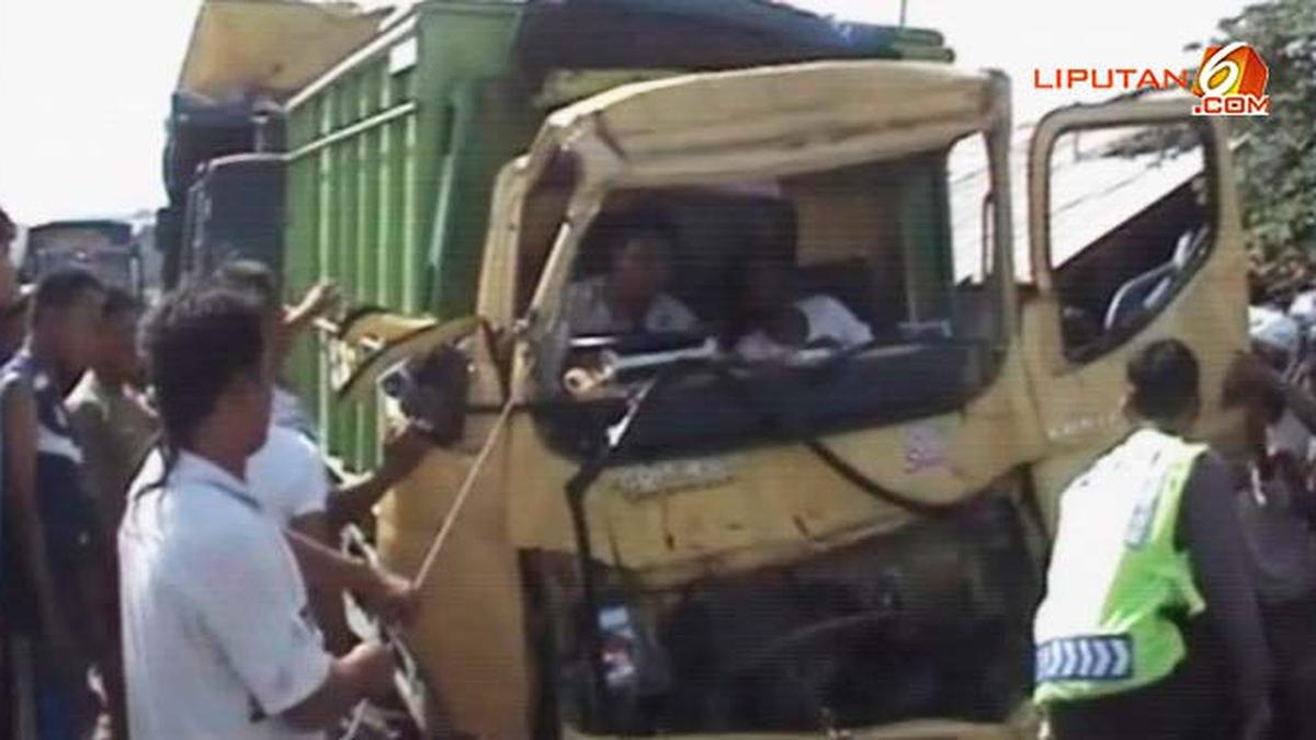 VIDEO: Sopir Mengantuk, Truk Tabrak Tronton Parkir - News Liputan6.com