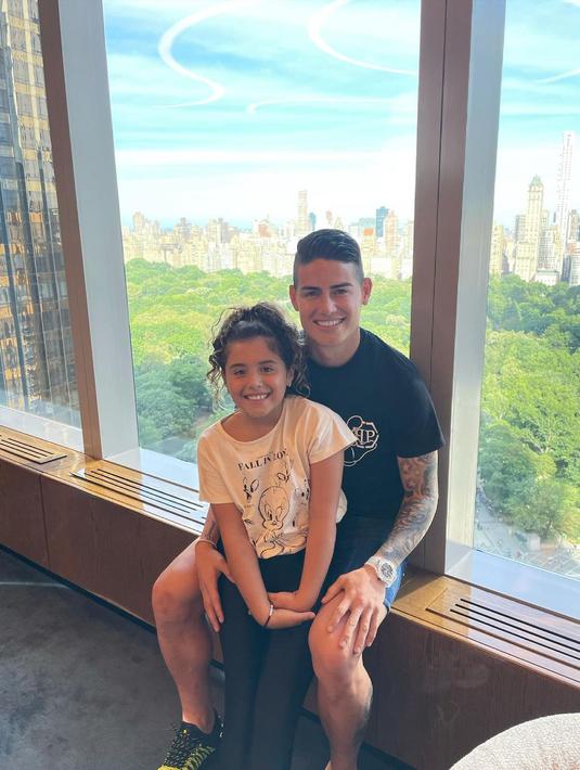 6 Potret Hot Daddy James Rodriguez, Suka Pamer Kemesraan dengan Buah ...