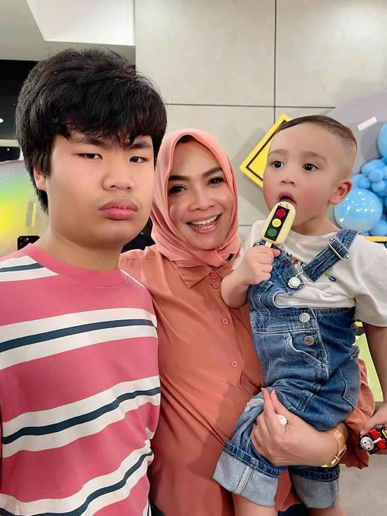 5 Potret Ceria Rieta Amilia Saat Menemani Cucunya, Rayyanza di Acara ...