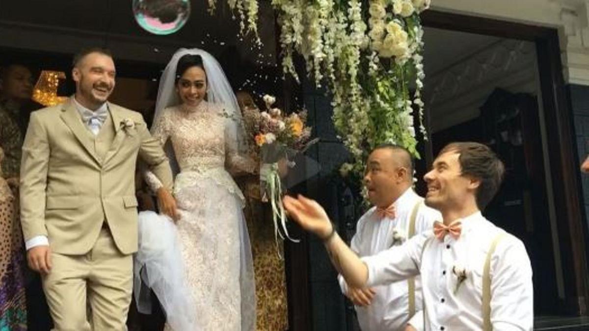 Kisah Cinta Jono Armstrong hingga Naik ke Pelaminan - Entertainment ...