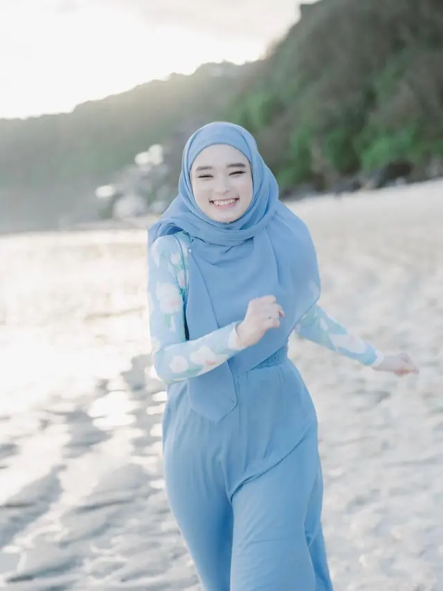 Potret Inara Rusli Konsisten Pakai Hijab Syari saat ke Pantai, Tetap ...