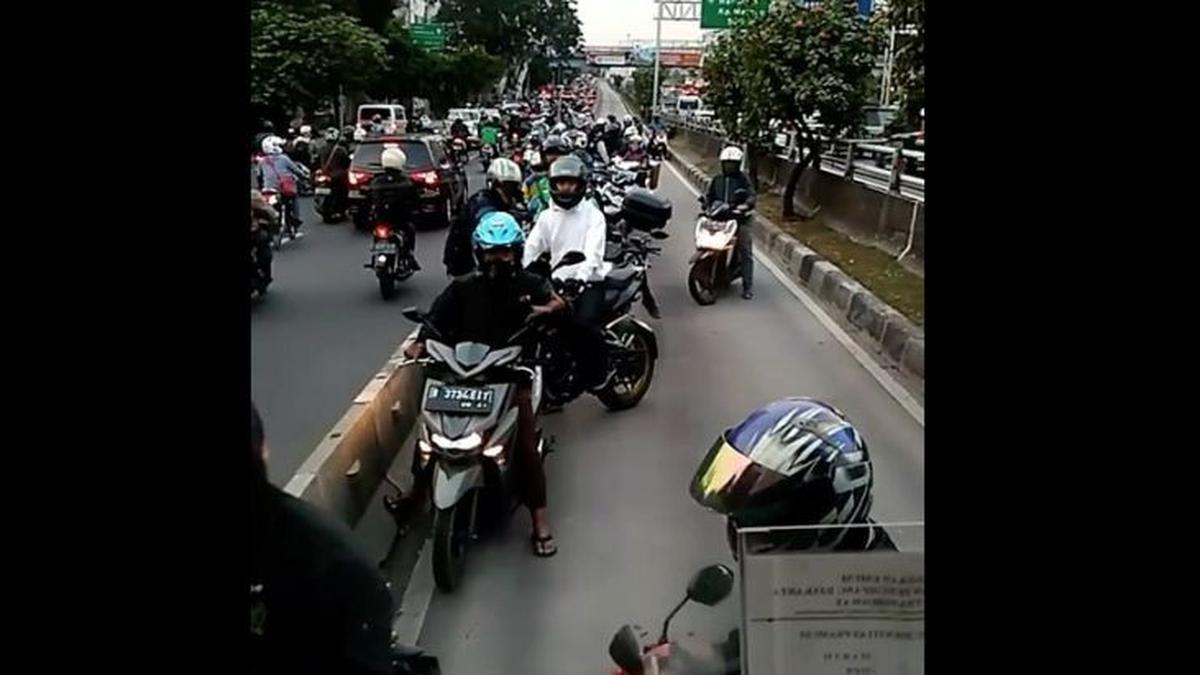 Lawan Arus di Jalur Busway, Pengendara Motor Bikin Geram - Citizen6 Liputan6.com