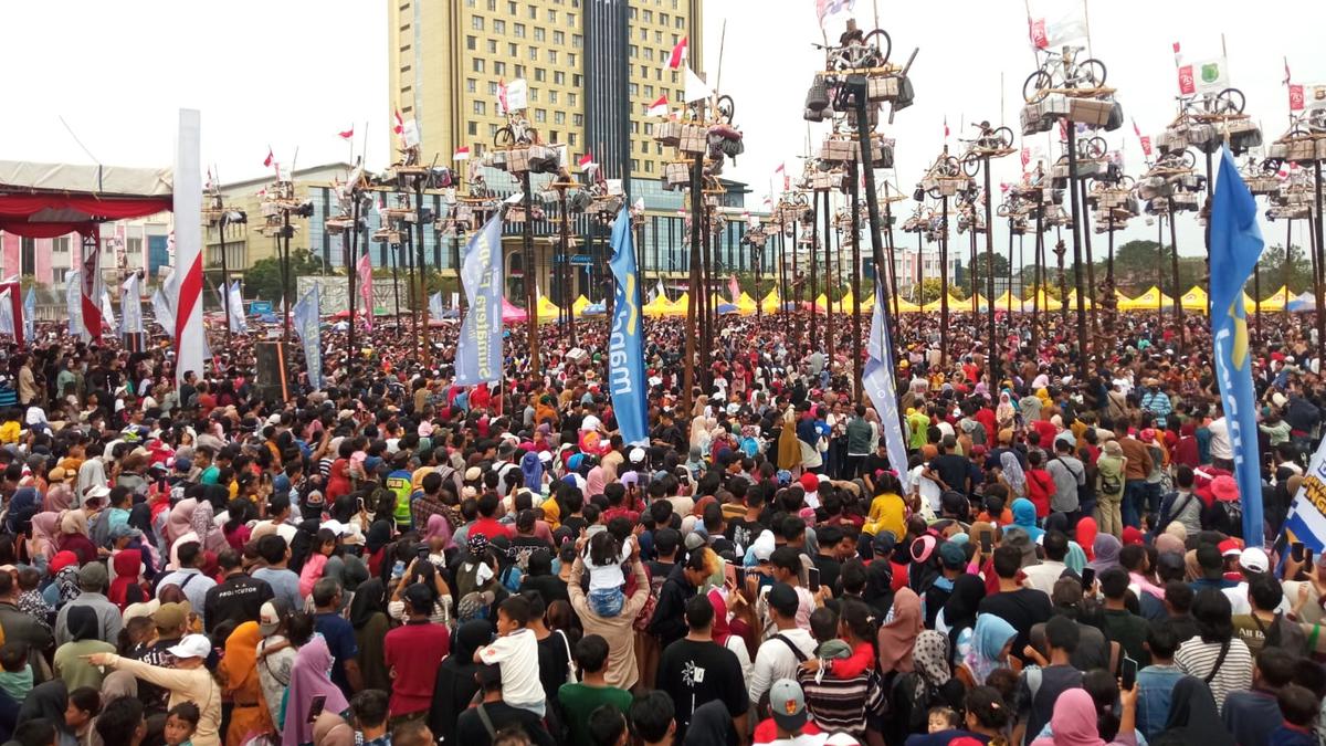 Keseruan Panjat Pinang 79 Pohon hingga Lomba Balon Batita di Palembang