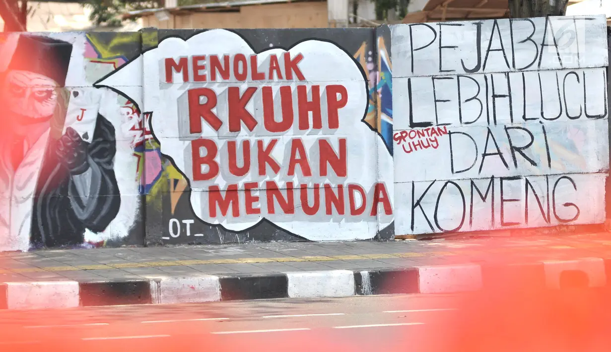 FOTO: Mural Penolakan RUU KUHP Terpampang di Rawamangun - Foto Liputan6.com