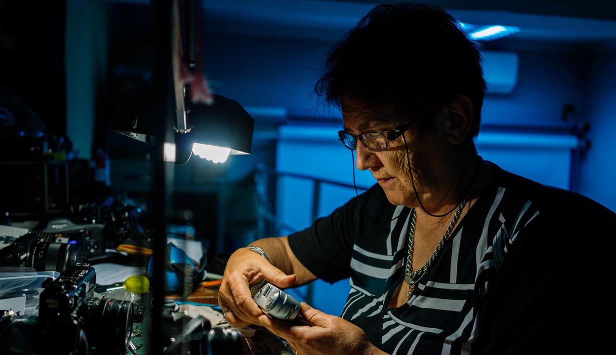 FOTO: Vessela Draganova, Spesialis Reparasi Kamera Analog Asal Bulgaria ...