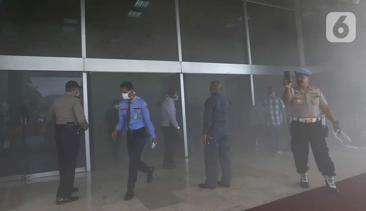 FOTO: Penampakan Kepulan Asap di Gedung DPR Nusantara III - Foto ...