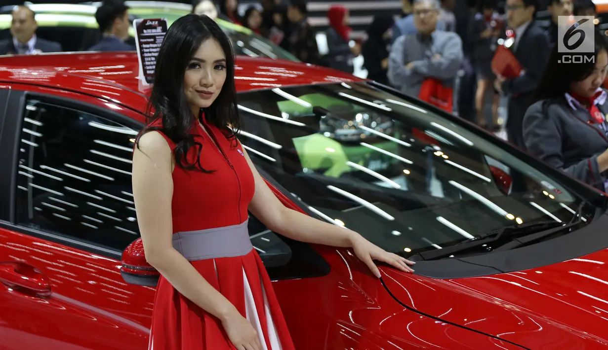 PHOTO: Pose-Pose SPG Cantik di Ajang GIIAS 2017 - Foto Liputan6.com
