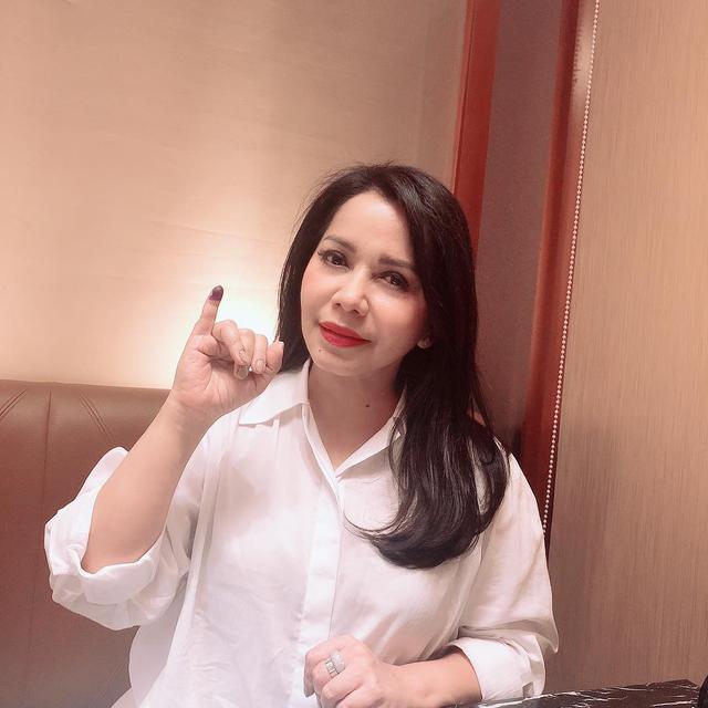 6 Potret Terbaru Iis Sugianto, Pedangdut yang Awet Muda di Usia 57 Tahun - Hot Liputan6.com