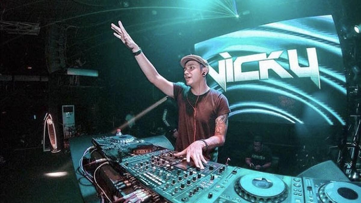 Vicky Nitinegoro, Aktor dan Presenter yang Berkarya di Dunia Musik ...