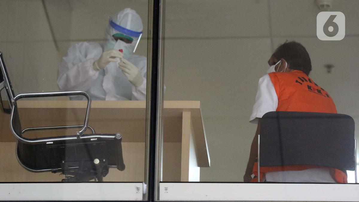 FOTO: Tersangka Suap Jalani Tes Usap COVID-19