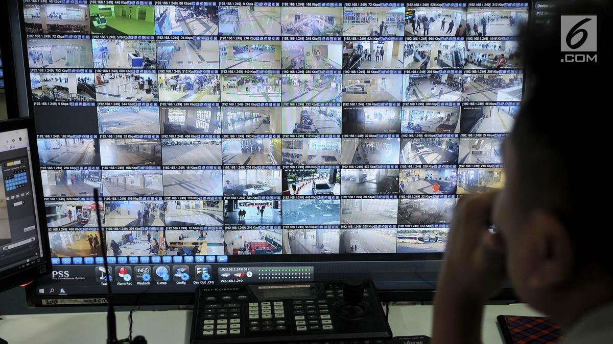 FOTO: Menengok Ruang Monitor CCTV Terminal Pulogebang - Foto Liputan6.com