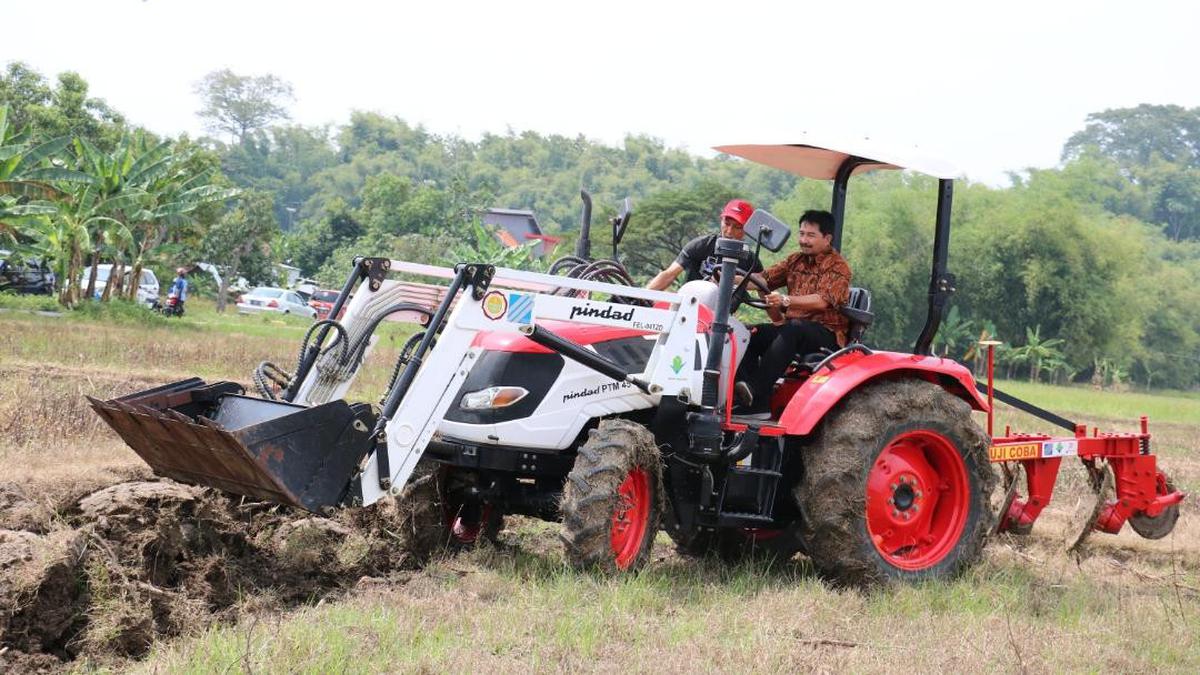Traktor Roda 4 Jadi Pilihan Petani di Bolmut untuk Mengolah Lahan