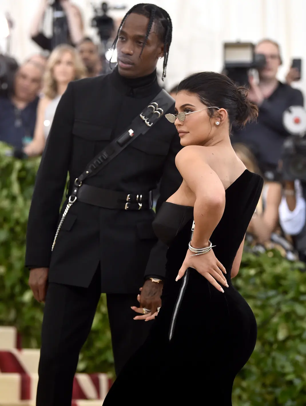 FOTO: Pertama Kalinya, Kylie Jenner Tampil Bareng Travis Scott di Met ...