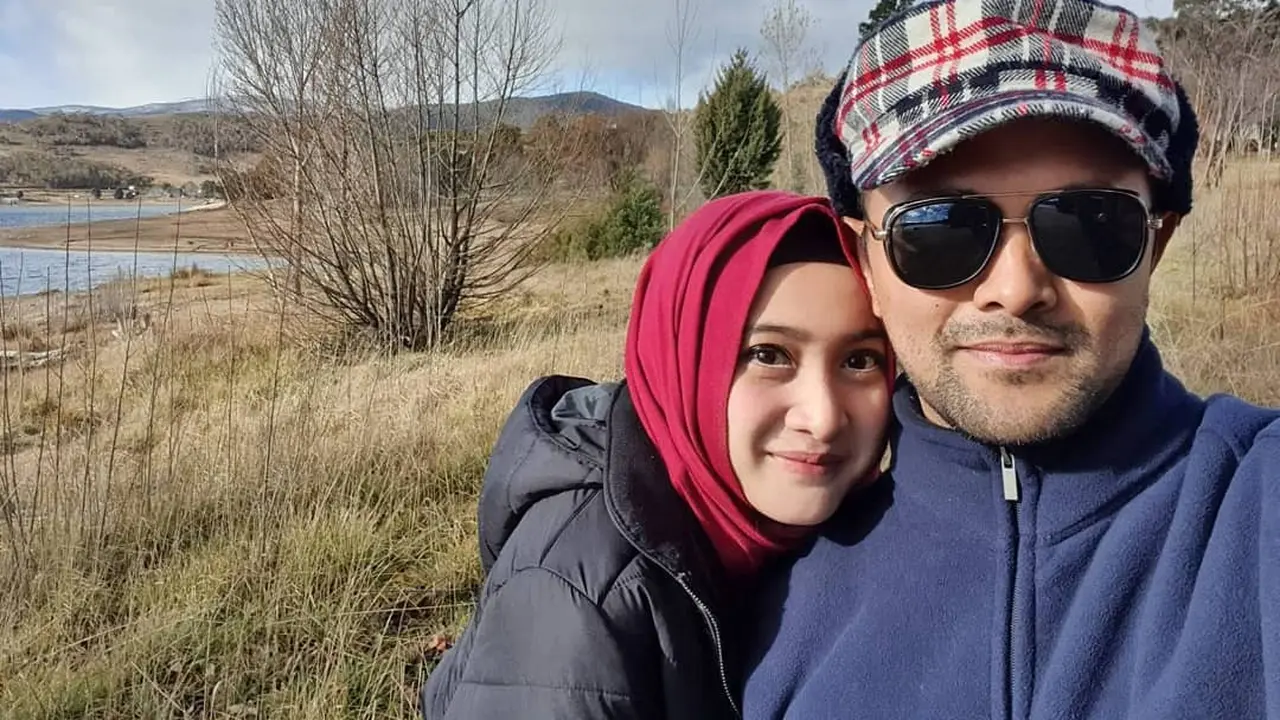 Jarang Tersorot, Ini 6 Potret Manis Meyda Sefira 'Ketika Cinta Bertasbih' dan Suami - Hot ...