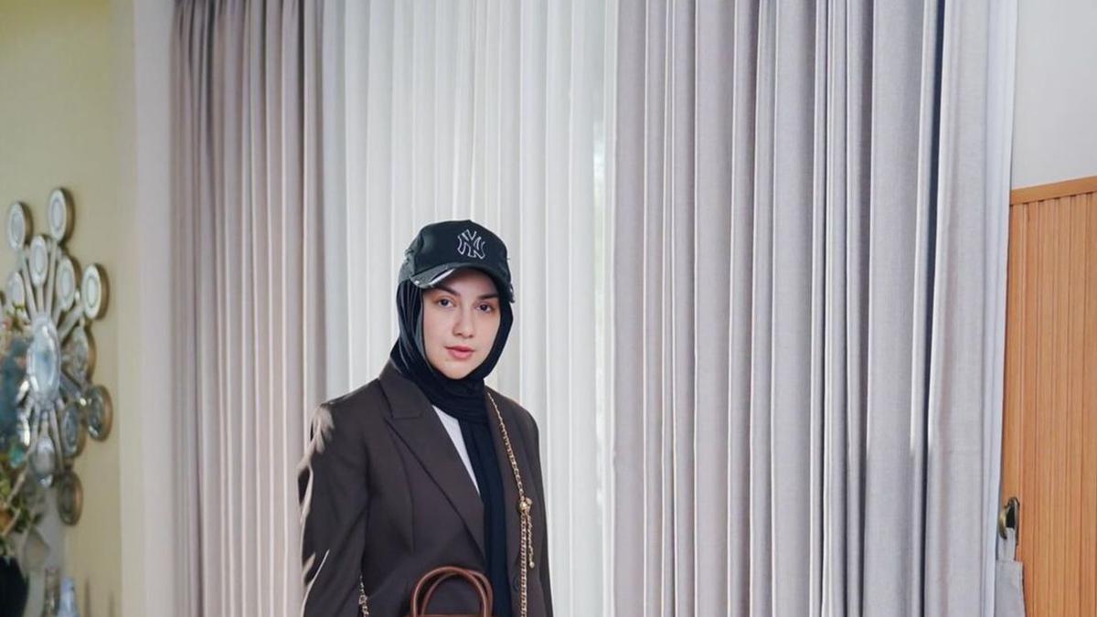 Ide Styling Rok Plisket ala Irish Bella, Inspirasi Outfit Hijab yang ...