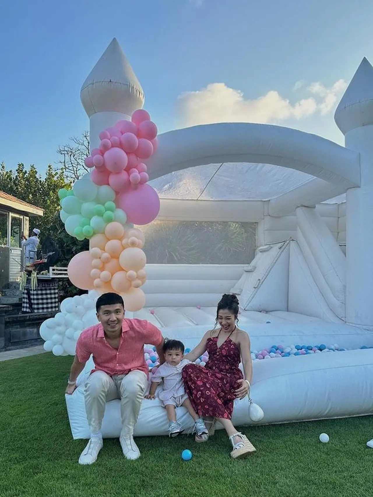 6 Potret Kebersamaan Nikita Willy dan Indra Priawan Saat Kondangan di Bali