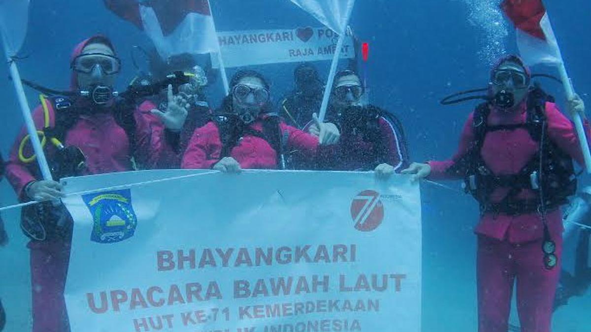 Istri Tito Karnavian Kibarkan Bendera di Dasar Laut Raja Ampat