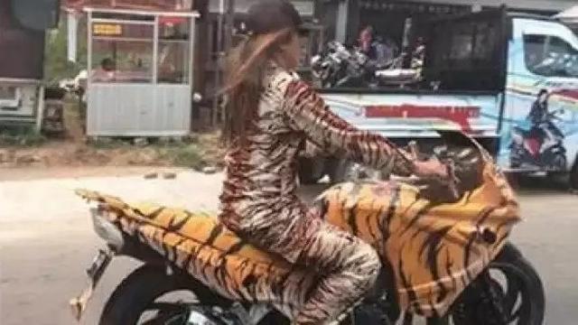6 Potret Totalitas Pengendara Pakai Baju Warna Sama Kayak Motor Ini ...