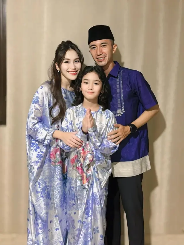 7 Potret Bilqis Anak Ayu Ting Ting dan Calon Ayah Saat Lebaran, Akrab Banget - Hot Liputan6.com