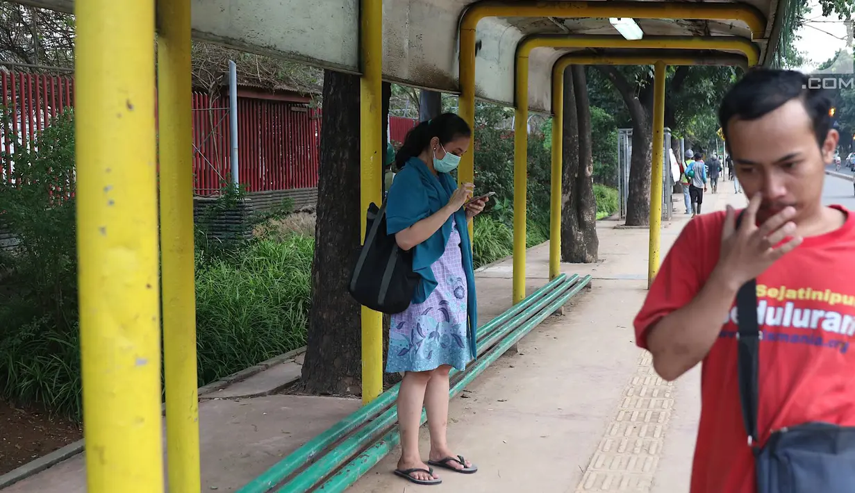 FOTO: Terimbas Peninggian Trotoar, Bangku Halte Ini jadi Pendek - Foto ...