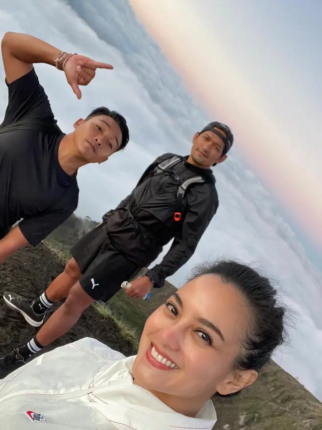 Pengalaman Baru, Ini 7 Momen Seru Ririn Ekawati dan Ibnu Jamil Mendaki ...