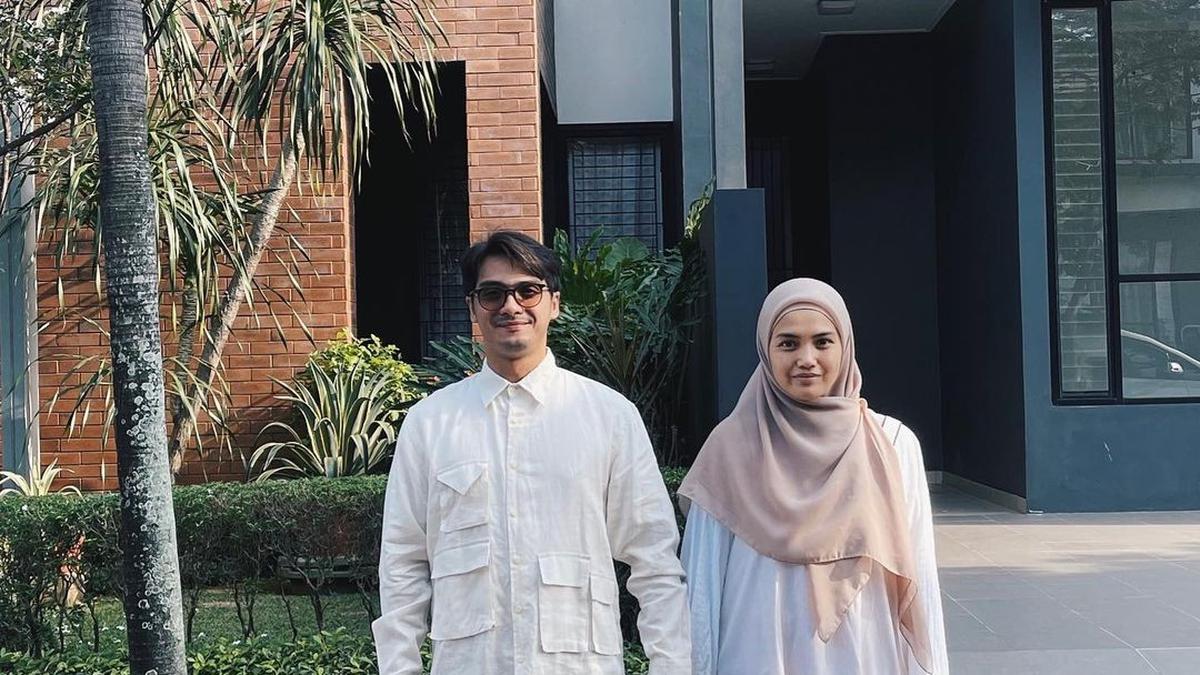 6 Potret Ricky Harun dan Herfiza Berfoto dengan Pose Tegak, Bak ...