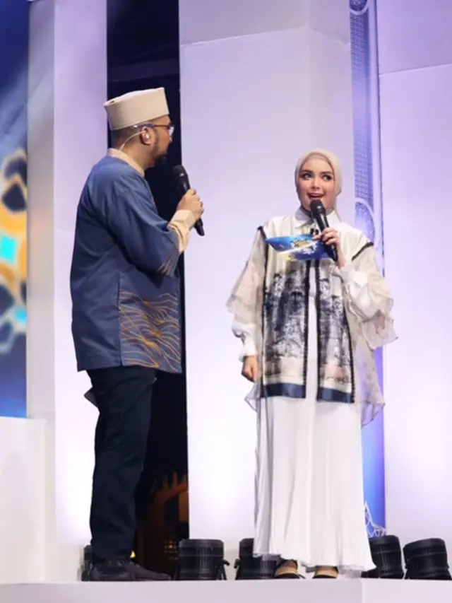 6 Potret Claudia Andhara Jadi Host Tabligh Akbar Ramadan, Memesona Pakai Hijab - Hot Liputan6.com