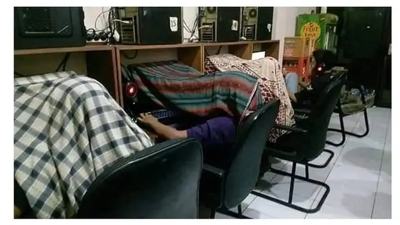 6 Potret Orang di Warnet Satu Bilik Berdua Ini Pernah Dialami, Bikin ...