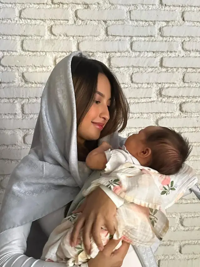 7 Potret Jennifer Coppen saat Momong Anak, Mama Muda yang Stylish - Entertainment Fimela.com