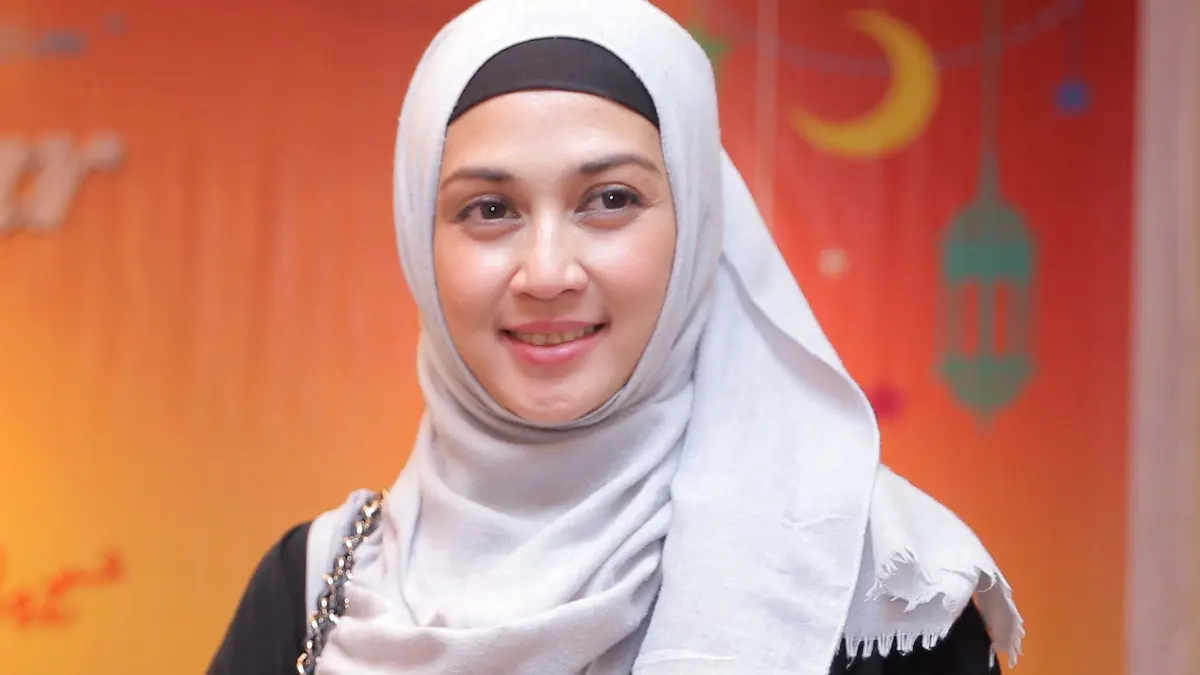 Cerai, Ini yang Membuat Dina Lorenza Berpisah dengan Ghatan - Photo ...
